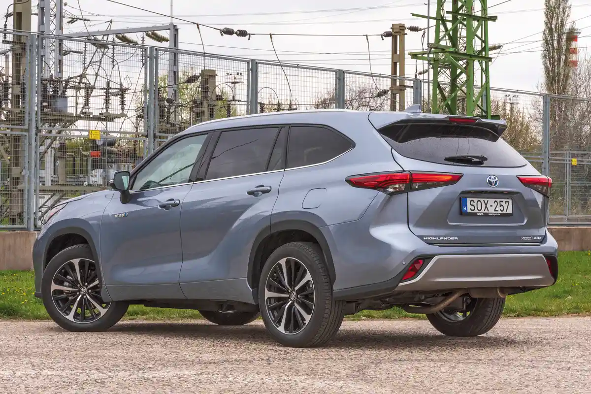 Teszt: Toyota Highlander 2.5 Hybrid Executive – Anyahajó